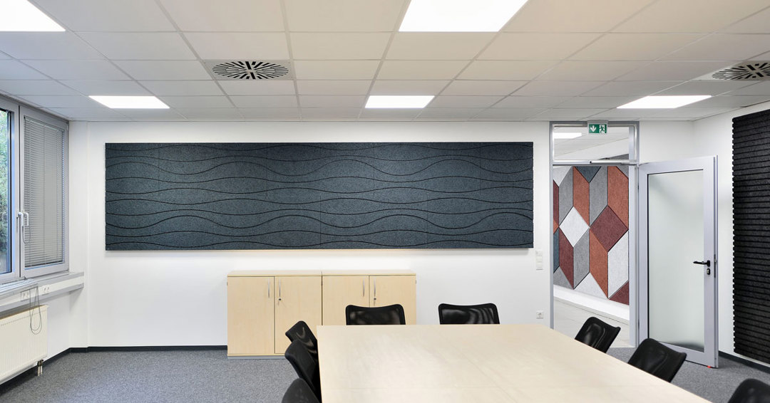 God akustik med dekorative plader på loft og væg | Troldtekt