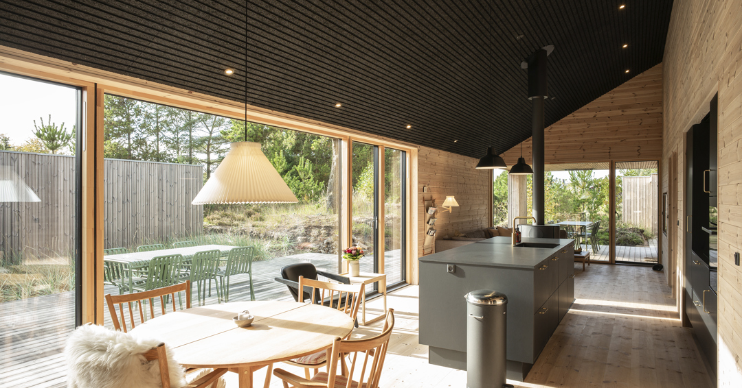 Charmerende sommerhus ved Hals har fået nye rammer i træ | Troldtekt