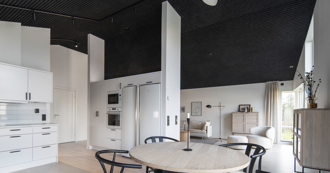 Svensk udstillingshus med sort Troldtekt | Troldtekt