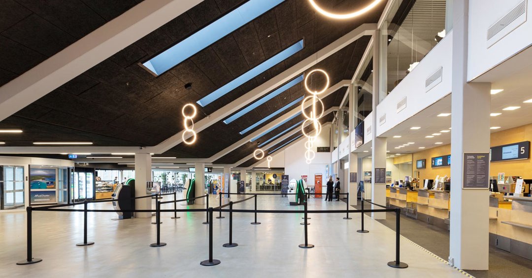 Genbrugt akustikløsning i renoveret lufthavn | Troldtekt